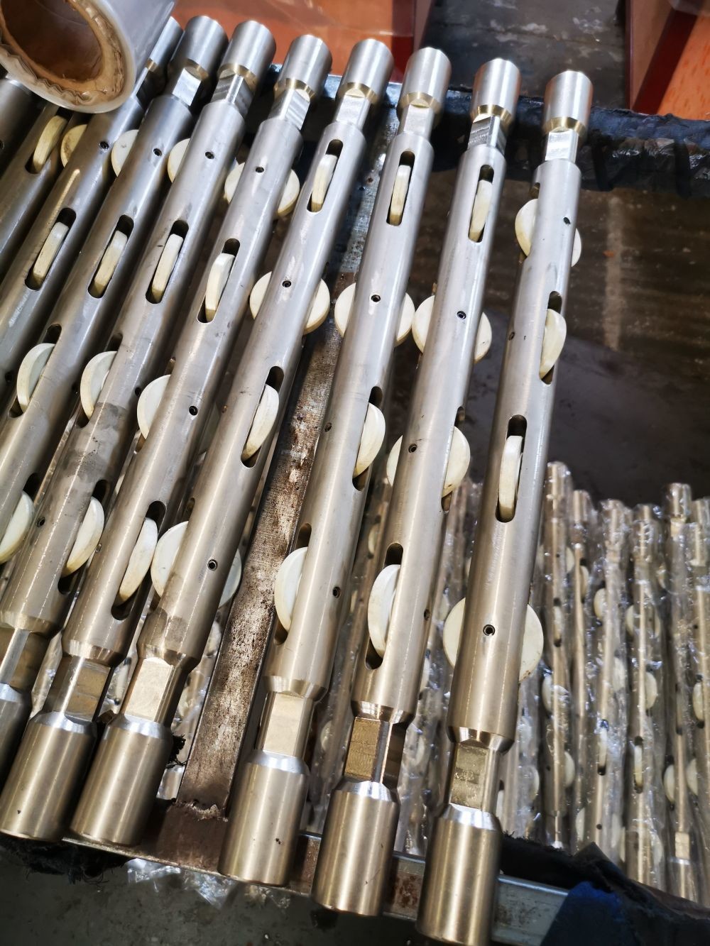 Customized Wheeled Roller Sucker Rod Guide Centralizer In API Nylon ...